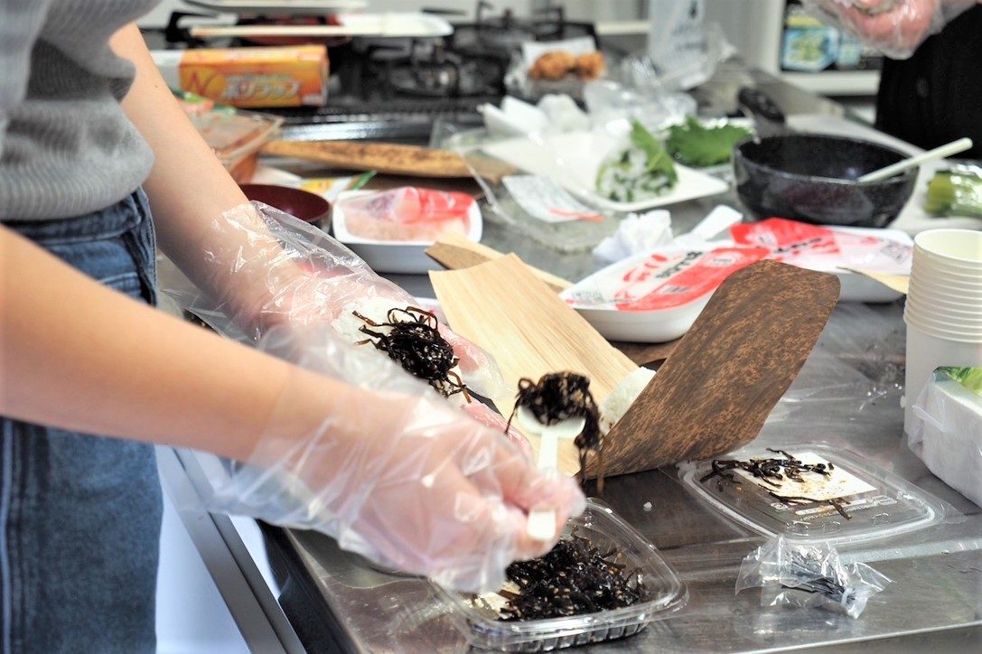 TICCとデザイン学課程の御領園さんが留学生との交流企画「Let`s make original onigiri」を開催しました | ToCoチャレニュース | 東海大学 - Tokai ...