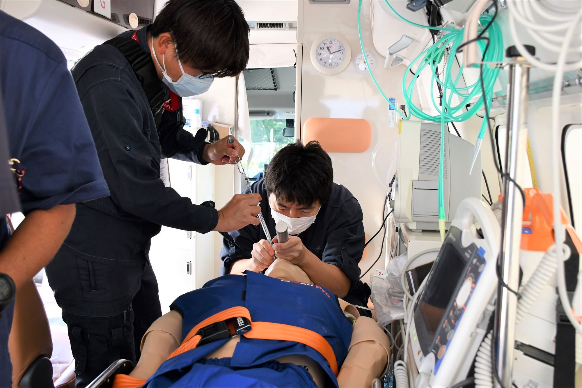 医学部医学科と看護学科が付属病院と連携し、モデル人形を使ったドクターカーでの救命救急シミュレーションを実施しました ニュース 医学部