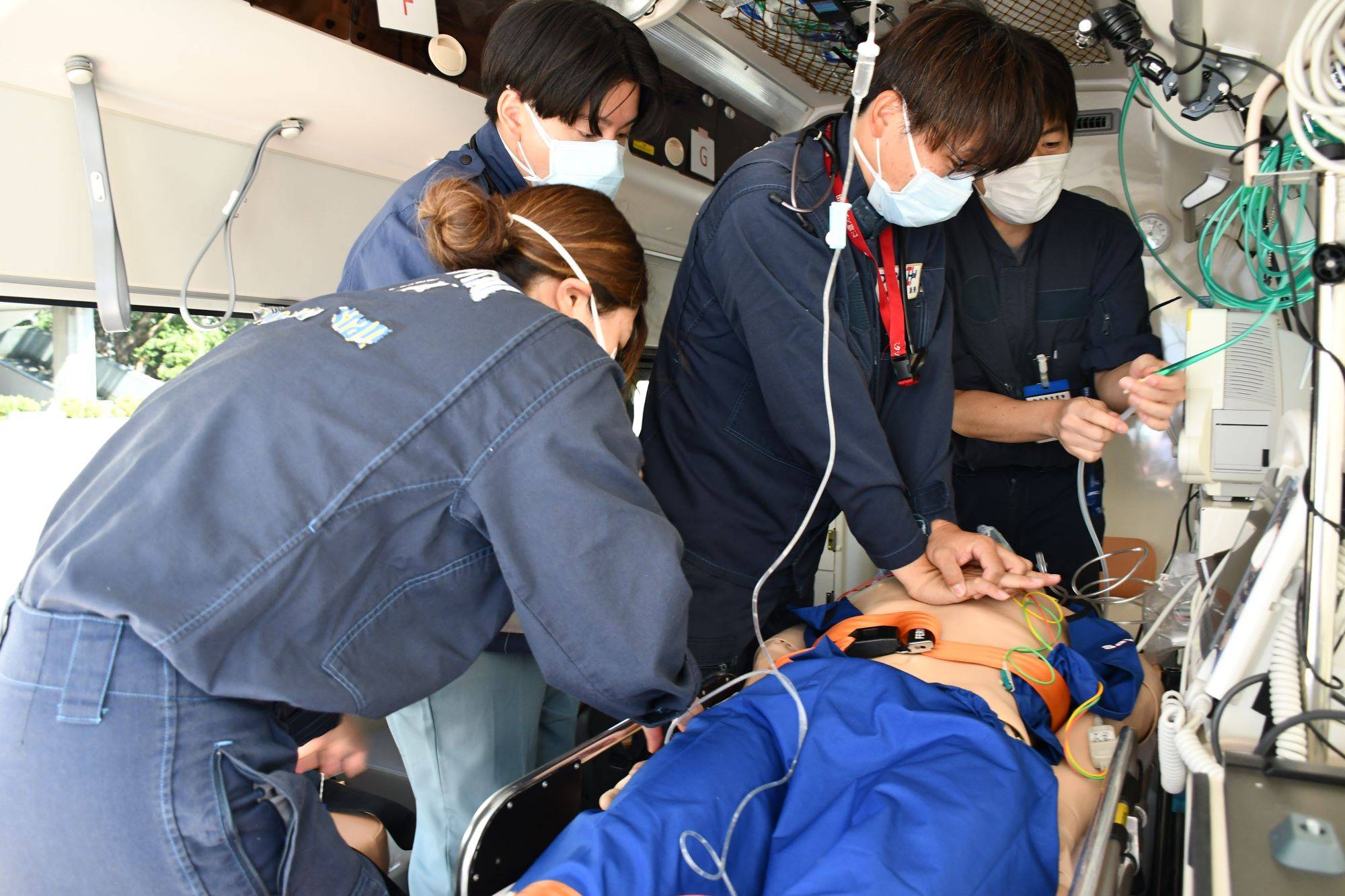 医学部医学科と看護学科が付属病院と連携し、モデル人形を使ったドクターカーでの救命救急シミュレーションを実施しました ニュース 医学部